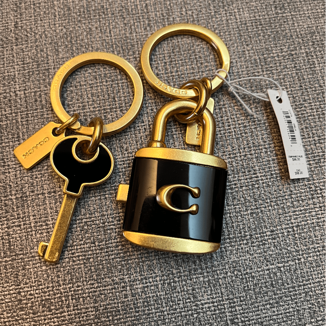 COACH C Logo 鎖頭及鑰匙吊飾/鑰匙圈(黑色) | Buy&Ship（台灣）